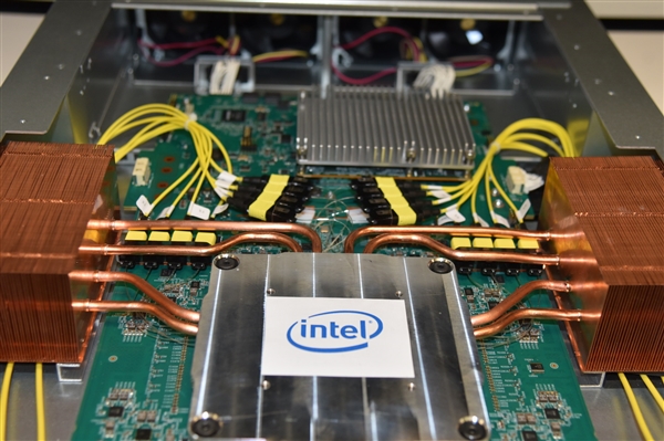 12.8Tbps! Intel's world's first integrated package optical Ethernet ...